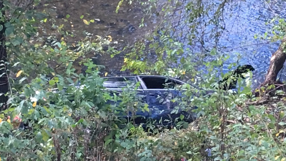 Authorities investigate car crash into river, driver flees scene | WLOS